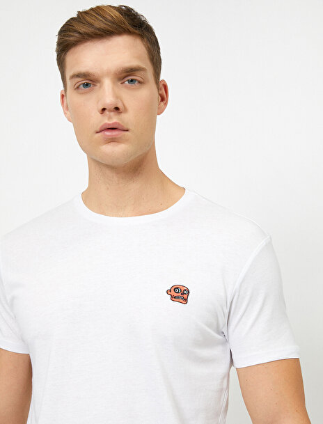 Koton Erkek Bisiklet Yaka Göğsü İşlemeli Regular Fit Tişört