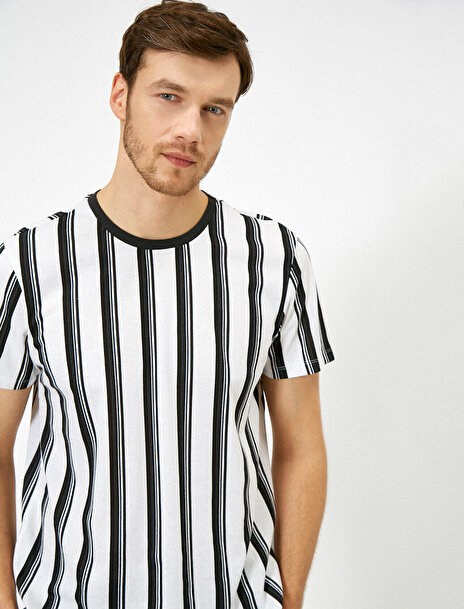 Koton Erkek Bisiklet Yaka Çizgili Baskılı Regular Fit Tişört