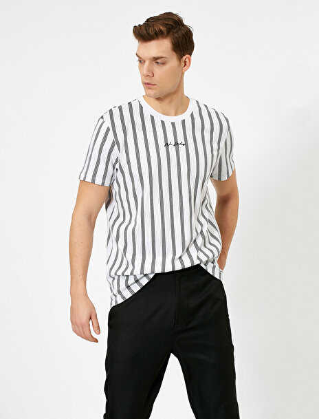 Koton Erkek Bisiklet Yaka Çizgili Yazılı Baskılı Regular Fit Tişört