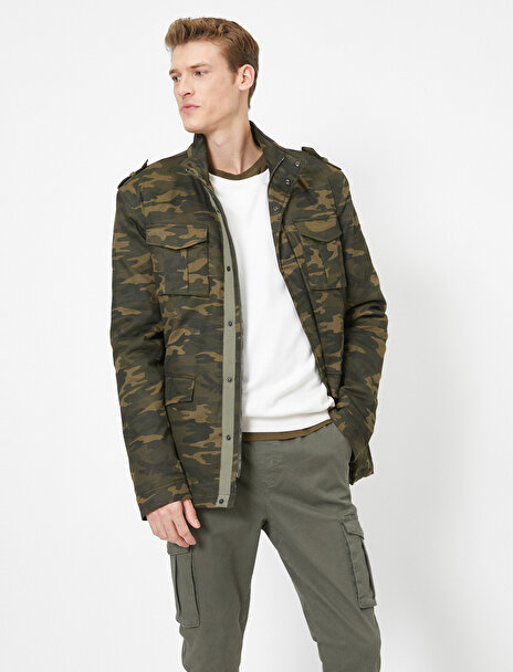 Koton Erkek Kontrast Kapitone Astarlı Apoletli Kamuflaj Desenli Mont