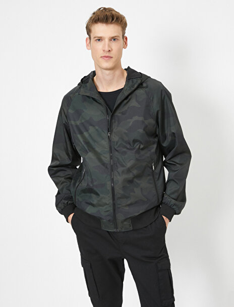 Koton Erkek Kapüşonlı Ribanalı Kamuflaj Baskılı Fermuarlı Yağmurluk Koton Erkek Kapüşonlı Ribanalı Kamuflaj Baskılı Fermuarlı Yağmurluk