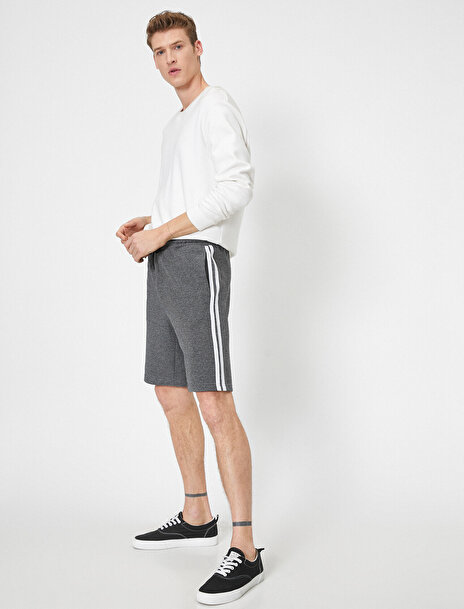 Koton Erkek Yanları Şeritli Çizgili Cep Detaylı Beli Bağlamalı Şort