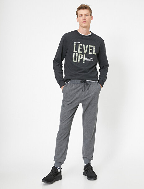 Koton Erkek Çizgili Kumaş Detaylı Beli Bağlamalı Cepli Jogger Eşofman Altı Koton Erkek Çizgili Kumaş Detaylı Beli Bağlamalı Cepli Jogger Eşofman Altı