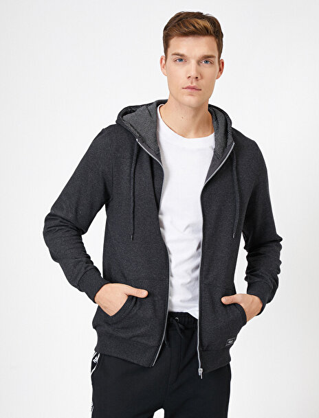 Koton Erkek Kapüşonlu Fermuarlı Süs Etiketli Kanguru Cepli Sweatshirt Koton Erkek Kapüşonlu Fermuarlı Süs Etiketli Kanguru Cepli Sweatshirt