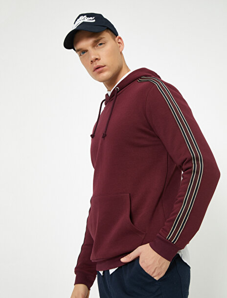Koton Erkek Kapüşonlu Kolları Şerit Detaylı Kanguru Cepli Sweatshirt Koton Erkek Kapüşonlu Kolları Şerit Detaylı Kanguru Cepli Sweatshirt