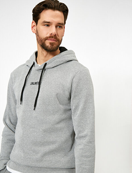 Koton Erkek Kapüşonlu Dokulu Kumaş İşleme Yazılı Sweatshirt Koton Erkek Kapüşonlu Dokulu Kumaş İşleme Yazılı Sweatshirt