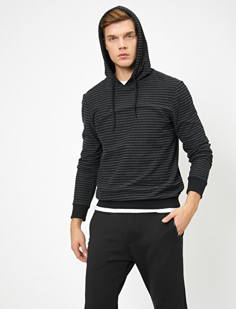 Koton Erkek Çizgili Basic Dokulu Kumaş Uzun Kollu Sweatshirt Koton Erkek Çizgili Basic Dokulu Kumaş Uzun Kollu Sweatshirt