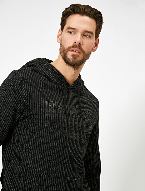 Koton Erkek Kapüşonlu Çizgili Kumaş Detaylı Yazılı Baskılı Kanguru Cepli Sweatshirt Koton Erkek Kapüşonlu Çizgili Kumaş Detaylı Yazılı Baskılı Kanguru Cepli Sweatshirt