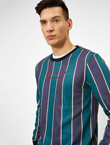 Koton Erkek Bisiklet Yaka Çizgili Metraj Baskılı Slogan İşlemeli Sweatshirt Koton Erkek Bisiklet Yaka Çizgili Metraj Baskılı Slogan İşlemeli Sweatshirt