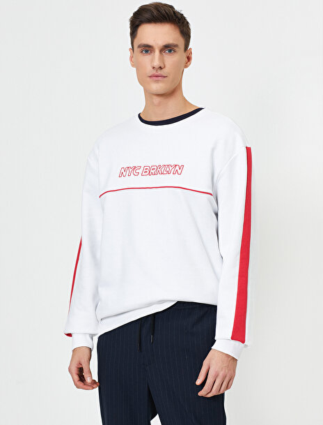 Koton Erkek Bisiklet Yaka Kolları Şerit Detaylı İşlemeli Sweatshirt Koton Erkek Bisiklet Yaka Kolları Şerit Detaylı İşlemeli Sweatshirt