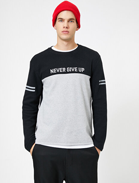 Koton Erkek Yazılı Baskılı Kolları Şerit Detaylı Slim Fit Spor Kazak Koton Erkek Yazılı Baskılı Kolları Şerit Detaylı Slim Fit Spor Kazak