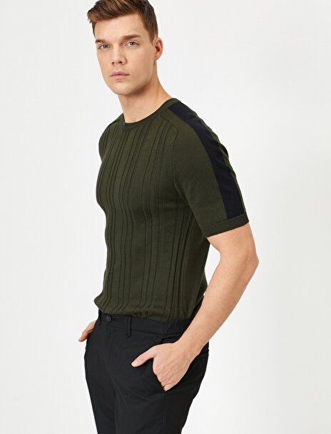 Koton Erkek Derby Dokulu Omzu Kontrast Renk Detaylı Slim Fit Triko T-Shirt Koton Erkek Derby Dokulu Omzu Kontrast Renk Detaylı Slim Fit Triko T-Shirt