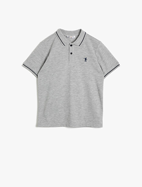 Koton Erkek Çocuk Polo Yaka Pamuklu Düğmeli Çizgi Detaylı Nakışlı Kısa Kollu Tişört Koton Erkek Çocuk Polo Yaka Pamuklu Düğmeli Çizgi Detaylı Nakışlı Kısa Kollu Tişört