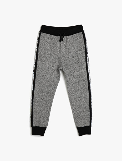 Koton Erkek Çocuk Sweatshirt Kumaşından Baskılı Şeritli Paçası Ribanalı Jogger Eşofman Altı Koton Erkek Çocuk Sweatshirt Kumaşından Baskılı Şeritli Paçası Ribanalı Jogger Eşofman Altı