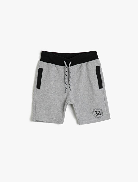 Koton Erkek Çocuk Baskılı İnce Sweatshirt Kumaşından Kontrast Renk Cepli ve Bel Ribanalı Kordonlu Şort Koton Erkek Çocuk Baskılı İnce Sweatshirt Kumaşından Kontrast Renk Cepli ve Bel Ribanalı Kordonlu Şort