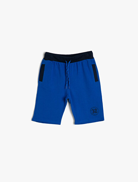 Koton Erkek Çocuk Baskılı İnce Sweatshirt Kumaşından Kontrast Renk Cepli ve Bel Ribanalı Kordonlu Şort Koton Erkek Çocuk Baskılı İnce Sweatshirt Kumaşından Kontrast Renk Cepli ve Bel Ribanalı Kordonlu Şort