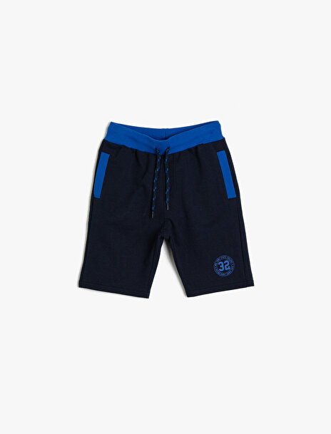 Koton Erkek Çocuk Baskılı İnce Sweatshirt Kumaşından Kontrast Renk Cepli ve Bel Ribanalı Kordonlu Şort Koton Erkek Çocuk Baskılı İnce Sweatshirt Kumaşından Kontrast Renk Cepli ve Bel Ribanalı Kordonlu Şort