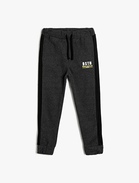 Koton Erkek Çocuk Sweatshirt Kumaşından Beli Kordonlu Paçası Ribanalı Jogger Eşofman Altı Koton Erkek Çocuk Sweatshirt Kumaşından Beli Kordonlu Paçası Ribanalı Jogger Eşofman Altı