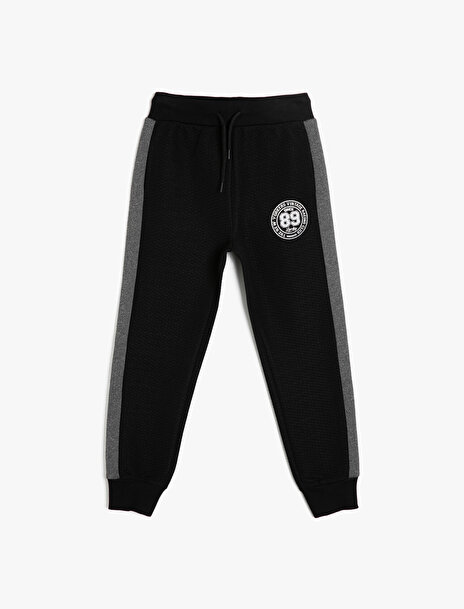 Koton Erkek Çocuk Yanları Kontrast Şeritli Baskılı Beli Kordonlu Jogger Eşofman Altı Koton Erkek Çocuk Yanları Kontrast Şeritli Baskılı Beli Kordonlu Jogger Eşofman Altı