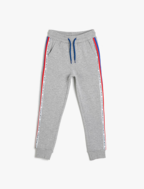 Koton Erkek Çocuk Sweatshirt Kumaşından Beli Kordonlu Paçası Ribanalı Jogger Eşofman Altı Koton Erkek Çocuk Sweatshirt Kumaşından Beli Kordonlu Paçası Ribanalı Jogger Eşofman Altı