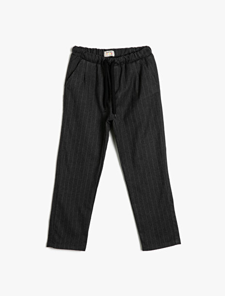 Koton Erkek Çocuk Çizgili Kumaştan Beli Lastikli ve Kordonlu Cepli Pantalon Koton Erkek Çocuk Çizgili Kumaştan Beli Lastikli ve Kordonlu Cepli Pantalon