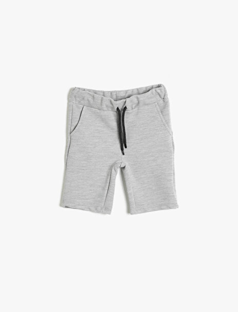 Koton Erkek Çocuk Basic Dokulu İnce Sweat Kumaştan Beli Lastikli ve Kordonlu Cepli Şort Koton Erkek Çocuk Basic Dokulu İnce Sweat Kumaştan Beli Lastikli ve Kordonlu Cepli Şort