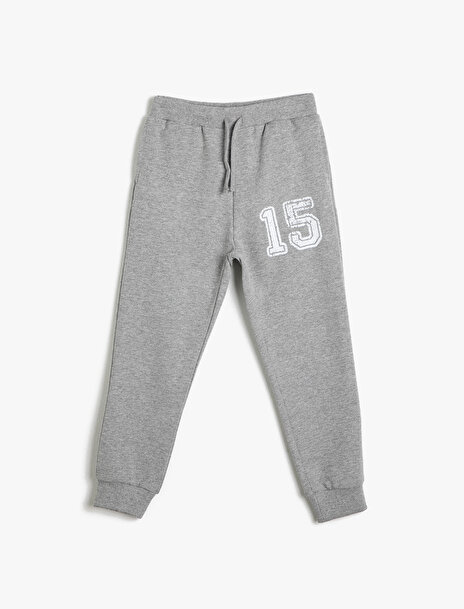 Koton Erkek Çocuk Yumuşak Tüylü Sweatshirt Kumaşından Paçası Ribanalı Baskılı Jogger Eşofman Altı Koton Erkek Çocuk Yumuşak Tüylü Sweatshirt Kumaşından Paçası Ribanalı Baskılı Jogger Eşofman Altı