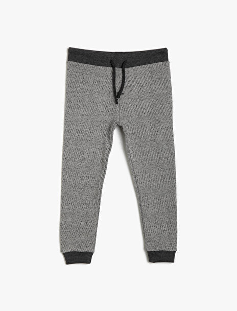 Koton Erkek Çocuk Basic Sweatshirt Kumaşından Paçası ve Beli Ribanalı Jogger Eşofman Altı Koton Erkek Çocuk Basic Sweatshirt Kumaşından Paçası ve Beli Ribanalı Jogger Eşofman Altı