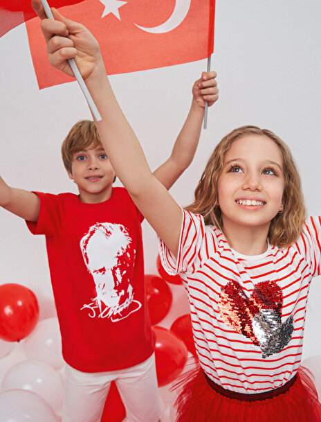 Koton Kız Çocuk Çizgili Pamuklu Yumuşak Çift Taraflı Pullu Kısa Kollu Tişört