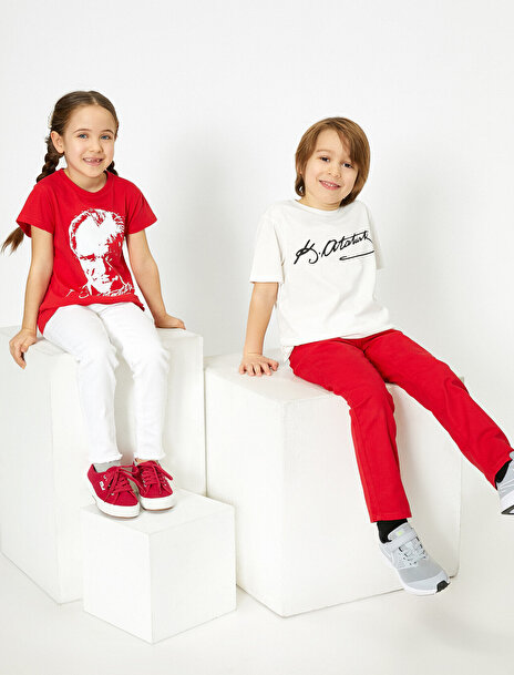 Koton Kız Çocuk Yumuşak Pamuklu Atatürk İmzası Baskılı Bisiklet Yaka Kısa Kollu Tişört