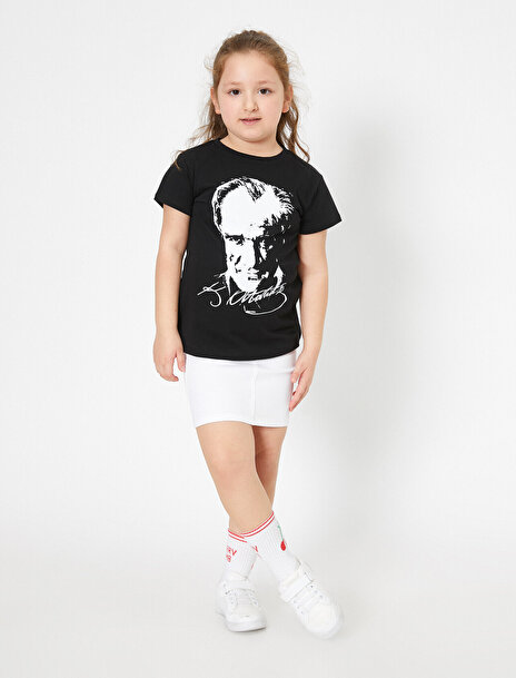 Koton Kız Çocuk Yumuşak Pamuklu Atatürk İmzası Baskılı Bisiklet Yaka Kısa Kollu Tişört