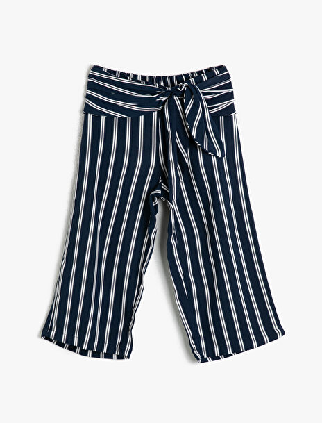 Koton Kız Çocuk Çizgili Beli Lastikli Bağlamalı Bol Kesim Kısa Pantolon