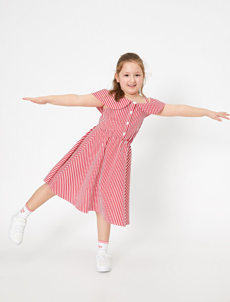 Koton Kız Çocuk Çizgili Poplin Kumaştan Askılı Yaka Detaylı Belden Oturtmalı Orta Boy Elbise Koton Kız Çocuk Çizgili Poplin Kumaştan Askılı Yaka Detaylı Belden Oturtmalı Orta Boy Elbise