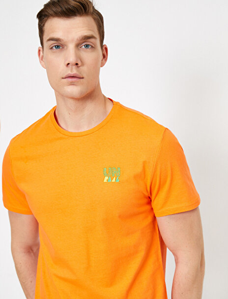 Koton Erkek Bisiklet Yaka Göğsü İşlemeli Regular Fit Tişört