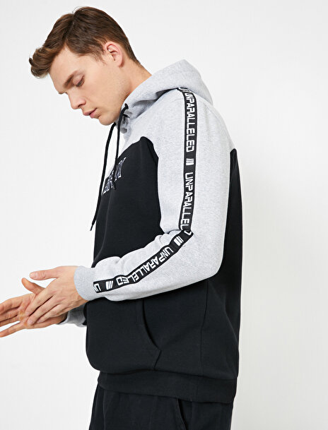 Koton Erkek Kapüşonlu Yarım Fermuar Yakalı İşlemeli Kanguru Cepli Sweatshirt Koton Erkek Kapüşonlu Yarım Fermuar Yakalı İşlemeli Kanguru Cepli Sweatshirt
