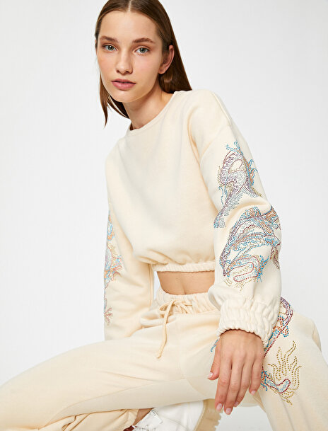Koton Kadın İşlemeli Bisiklet Yaka Crop Sweatshirt Takım Koton Kadın İşlemeli Bisiklet Yaka Crop Sweatshirt Takım