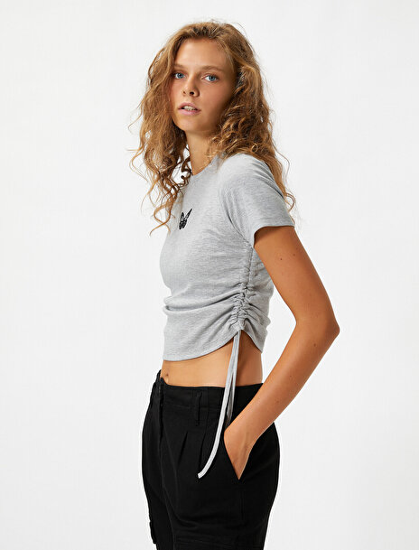 Koton Kadın Nakışlı Yanları Büzgülü Kısa Kollu T-Shirt