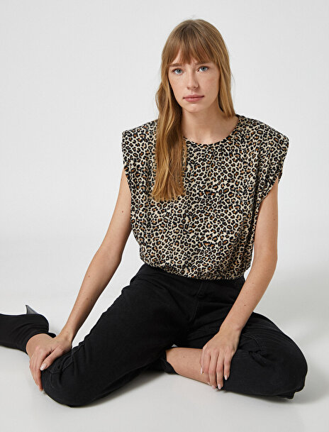 Koton Kadın Vatkalı Leopar Desenli Kısa Kollu Tişört