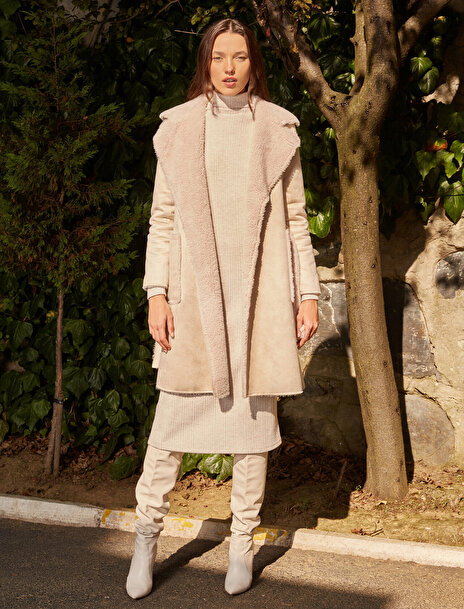 Koton Kadın Düğmeli Suni Kürk Detaylı Kaban Koton Kadın Düğmeli Suni Kürk Detaylı Kaban