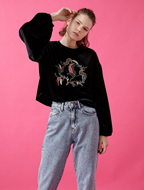 Koton Kadın Bisiklet Yaka Uzun Kollu Kadife İşlemeli Tişört