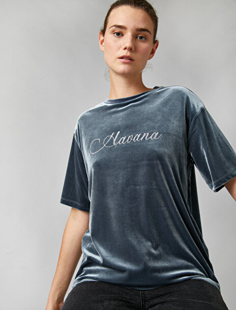 Koton Kadın Kısa Kollu Bisiklet Yaka Kadife Slogan Detaylı Tişört