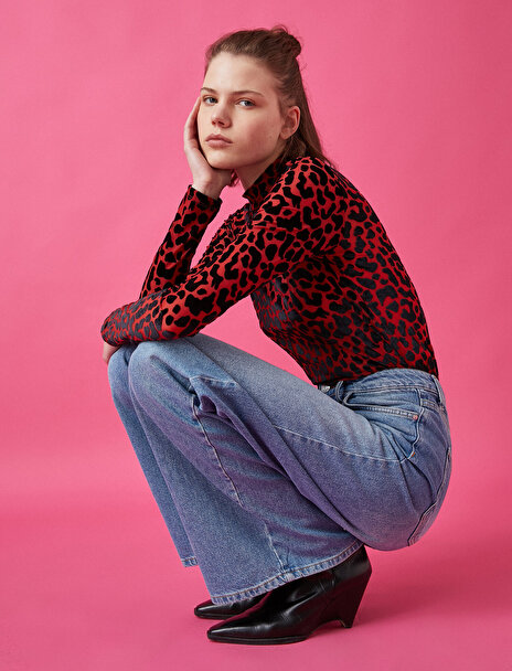 Koton Kadın Kadife Hayvan Desenli Uzun Kollu Tişört Koton Kadın Kadife Hayvan Desenli Uzun Kollu Tişört