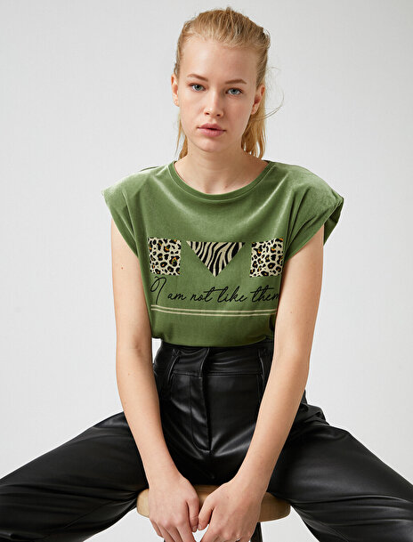 Koton Kadın Vatkalı Kadife Yazı İşlemeli Baskılı Tişört