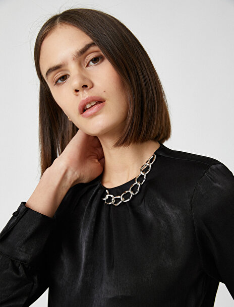 Koton Kadın Saten Bisiklet Yaka Zincir Detaylı Bluz Koton Kadın Saten Bisiklet Yaka Zincir Detaylı Bluz