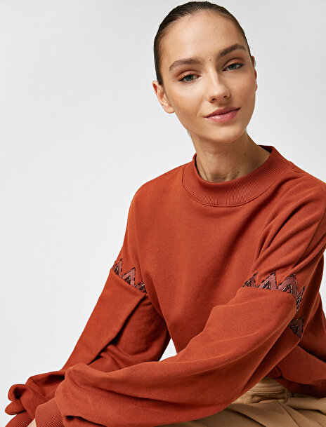 Koton Kadın Respect Life - Yaşama Saygı - Arzu Sabancı for Koton Organik Pamuklu Dik Yaka İşlemeli Sweatshirt Koton Kadın Respect Life - Yaşama Saygı - Arzu Sabancı for Koton Organik Pamuklu Dik Yaka İşlemeli Sweatshirt
