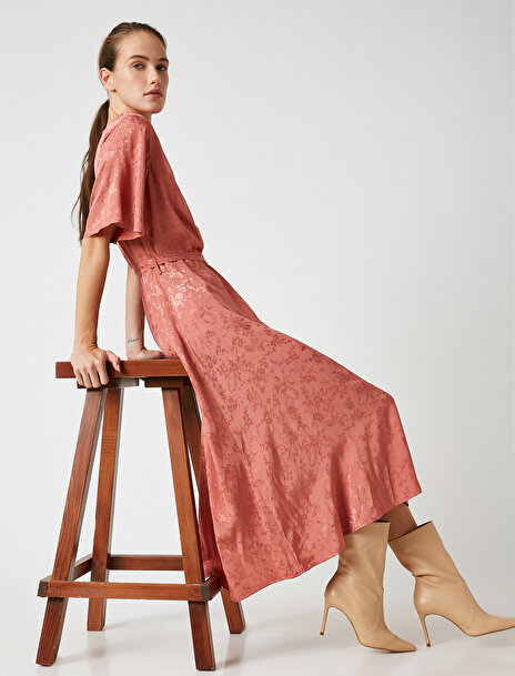 Koton Kadın Kemerli Çiçek Desenli Kısa Kollu Jakar Elbise Koton Kadın Kemerli Çiçek Desenli Kısa Kollu Jakar Elbise