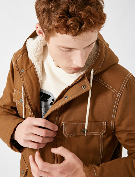 Koton Erkek Kapüşonlu Cepli Fermuarlı İçi Tüylü Gabardin Kumaştan Kaban