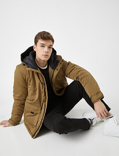 Koton Erkek Dik Yaka Kapüşonlu Cepli Fermuarlı Kaban