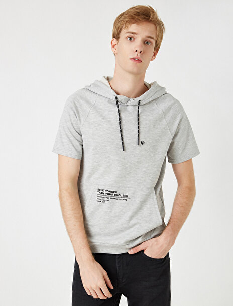 Koton Erkek Kısa Kollu Kapüşonlu Yazılı Baskılı Kanguru Cepli Sweatshirt Koton Erkek Kısa Kollu Kapüşonlu Yazılı Baskılı Kanguru Cepli Sweatshirt