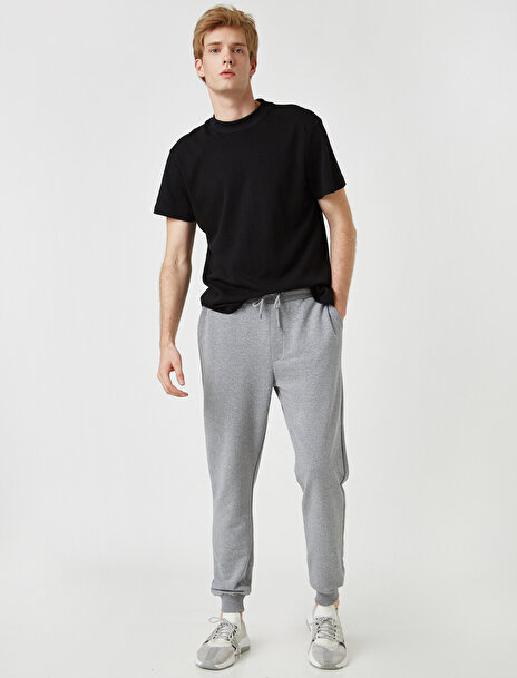 Koton Erkek Respect Life - Yaşama Saygı - Cepli Beli Bağlamalı Jogger Eşofman Altı Koton Erkek Respect Life - Yaşama Saygı - Cepli Beli Bağlamalı Jogger Eşofman Altı